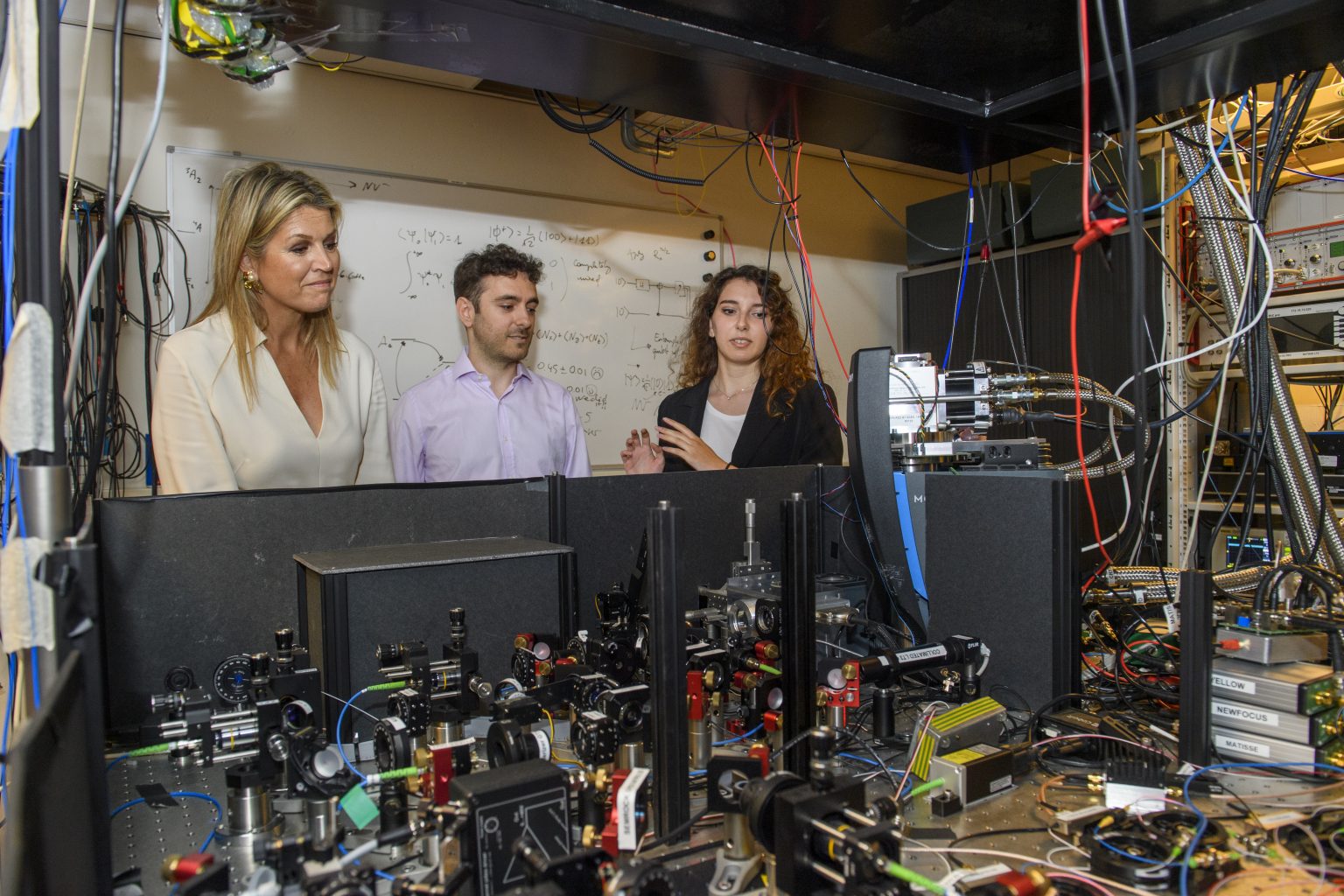 Queen Máxima and European Commissioner Mariya Gabriel visit QuTech - QuTech