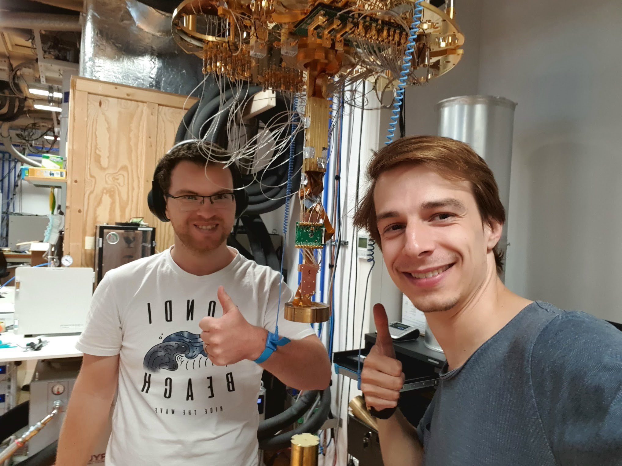 Full control of a six-qubit quantum processor in silicon - QuTech