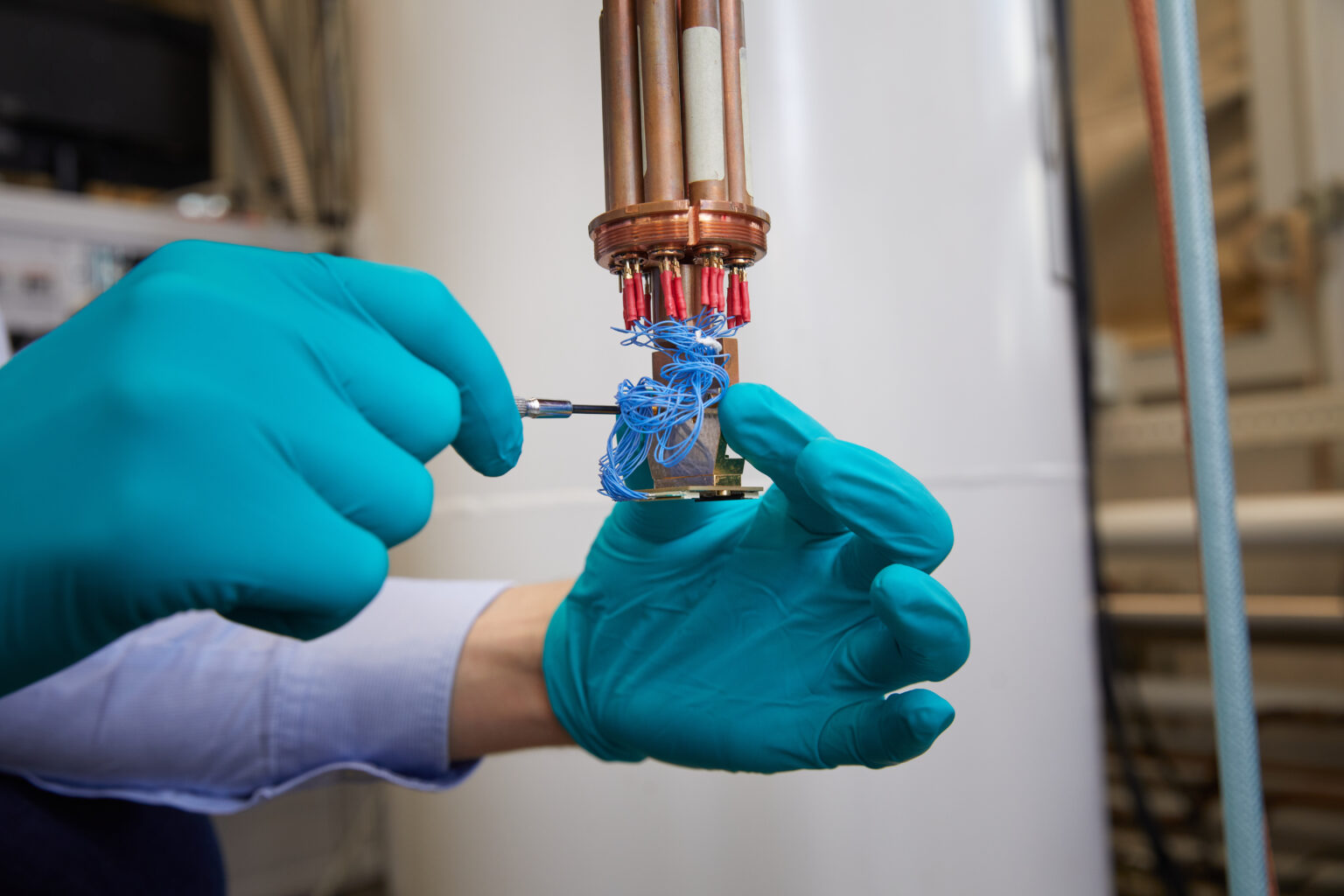 Chessboard-like operation of world’s largest controllable quantum dot ...